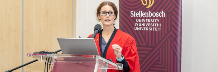 Prof Tammy Robinson-Smythe help om uitheemse mariene spesies in toom te ...